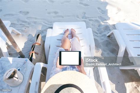 해변에서 해변의 자에 누워 있는 동안 지주 및 빈 데스크톱 화면으로 검은 태블릿 Pc를 사용 하 여 여자의 상위 뷰 모의 이미지 공란에 대한 스톡 사진 및 기타 이미지