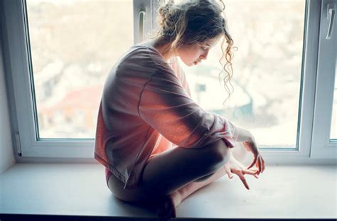 Девушка грустит у окна 73 фото фото картинки и рисунки скачать бесплатно