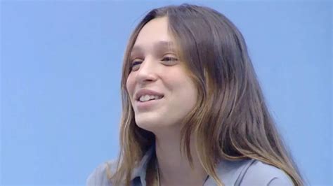 Amici Emozionante Sorpresa A Sarah La Cantante Riabbraccia Tutta La Sua Famiglia Video