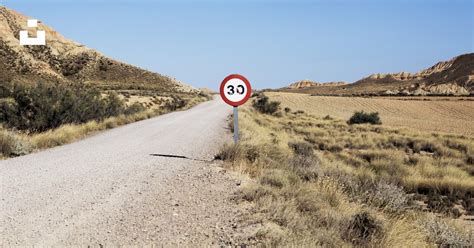 빨간색과 흰색 낮 동안 회색 아스팔트 도로에 주차 금지 표지판 사진 Unsplash의 무료 파랑 이미지