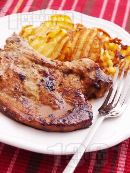 Крехки мариновани свински пържоли котлети с мед горчица чесън и соев сос печени на тиган