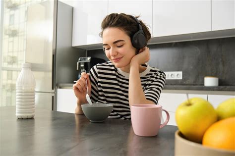 Free Photo Beautiful Young Female Model Eating Breakfast In The