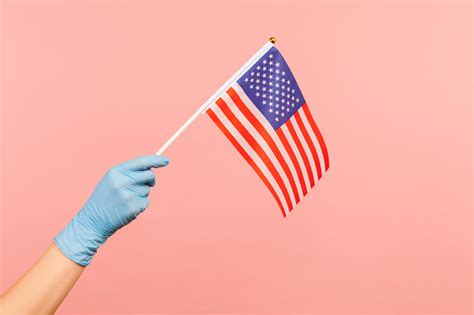 미국 국기를 들고 파란색 수술 장갑에 인간의 손의 프로필 측면 보기 클로즈업 미국 7월 4일에 대한 스톡 사진 및 기타 이미지 7월 4일 의사 건강관리와 의술