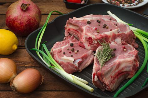 등심 요리 재료 검은 철 굽고 팬에 쇠고기 스테이크를 구운 목조 소박한 배경입니다 평면도 가로 구성 갈비 음식에 대한 스톡 사진