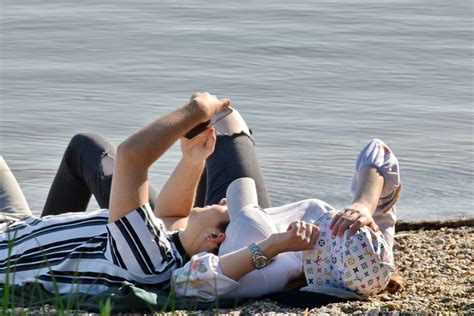 무료 사진 비치 남자 친구 커플 여자 친구 행복 누워 레저 사랑 휴식 로맨스