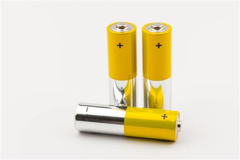 흰색 배경에 회색 노란색 알칼리성 Aa 배터리의 사진 충전식 Nimh 배터리의 재활용 가장 인기있는 어큐뮬레이터 크기입니다 공간을 복사합니다 개념에 대한 스톡 사진 및 기타