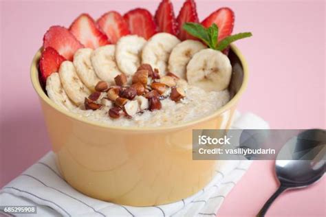 분홍색 배경에 바나나 딸기 아몬드 헤이즐넛 버터를 곁들인 오트밀 그릇 아침 식사 최고 전망의 따뜻한 요리와 건강한 요리 가정의 방에 대한 스톡 사진 및 기타 이미지 Istock
