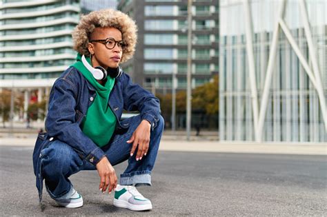 곱슬 머리를 가진 아름다운 젊은 아프리카 여성의 초상화 야외에서 아프로 아메리칸 여성 곱슬 머리에 대한 스톡 사진 및 기타 이미지 곱슬 머리 다양 도시 Istock