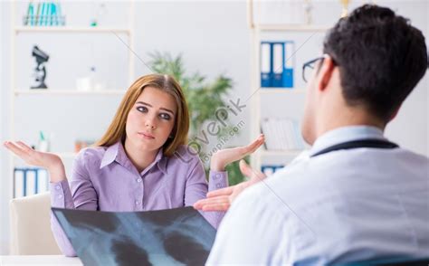 환자의 엑스레이 이미지를 분석하는 의사 사진 무료 다운로드 Lovepik