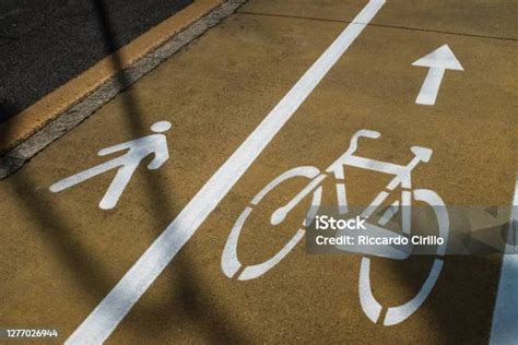 양방향 분리 자전거 및 보행자 차선 브레시아 의 일부 지역에서 사용되는 포장 표시의 클로즈업 자전거 타기에 대한 스톡 사진 및 기타 이미지 Istock