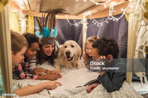 행복 한 여자 아이 강아지의 그룹과 텐트에 누워 하 고 그들에 게 책을 읽고 개에 대한 스톡 사진 및 기타 이미지 개 골든 리트리버 교습 Istock