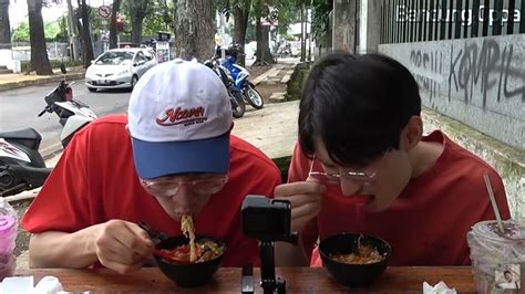 5 Orang Korea Makan Seblak Pertama Kali, Ini Reaksi Mereka