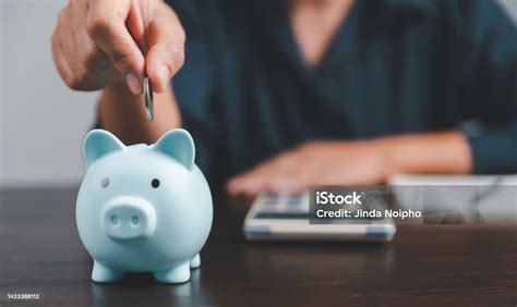 저축 투자 은행 금융 개념 테이블에 돼지 저금통이있는 동전 더미 대출 및 투자 사업 아이디어의 성장 자산 관리 자금 부채 예금 소득 성공 저축에 대한 스톡 사진 및 기타