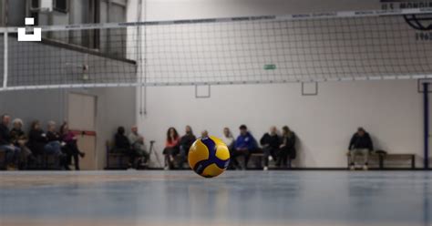 딱딱한 나무 바닥 위에 놓인 노란색과 파란색 공 사진 Unsplash의 무료 사람의 이미지