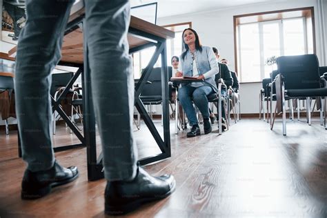 군중과의 적극적인 대화 낮에 현대 교실에서 비즈니스 회의에 참석한 사람들 사진 Unsplash의 실내 이미지