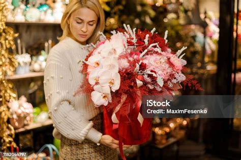 분홍색 오초와 빨간 장식히드라데아 테이프로 장식 된 거대한 상자를 들고있는 여성 개인 장식품에 대한 스톡 사진 및 기타 이미지