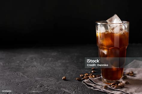 키가 큰 유리 찬 검은색 또는 어두운 배경에 얼음 커피를 양조 콜드 브루 커피에 대한 스톡 사진 및 기타 이미지 콜드 브루