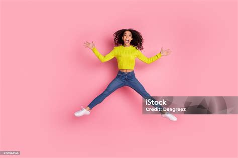 녹색 스웨터와 청바지를 입고 점프하는 스포티 한 청소년 재미 있는 소녀의 전신 길이 사진 분홍색 배경 절연 된 별 그림을 보여줍니다 18 19세에 대한 스톡 사진 및 기타