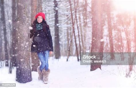 겨울 동화 젊은 어머니와 그녀의 딸은 숲에서 썰매를 타고 공원에서 새 해 전날에 선물 썰매에 여자 두 자매는 새 해의 공원을 산책 하 고 선물 썰매를 타고 가족에 대한 스톡