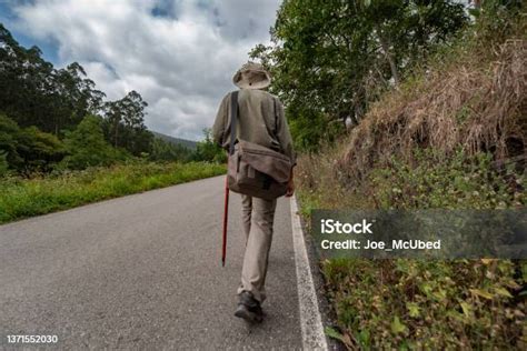 카미노 데 산티아고의 시골 길을 따라 걷는 모자 가방 막대기로 순례자 세인트 제임스의 방법 가리비에 대한 스톡 사진 및 기타