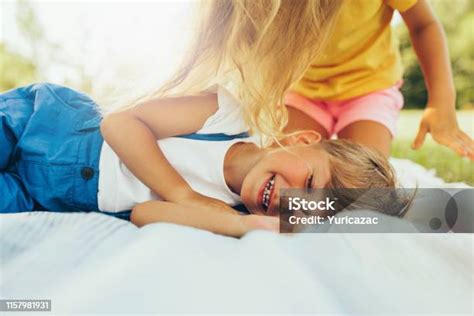 야외에서 담요에 놀고 행복한 아이들의 솔직한 이미지 공원에서 휴식 행복 한 어린 소년과 귀여운 어린 소녀 아이들은 햇빛에 재미를