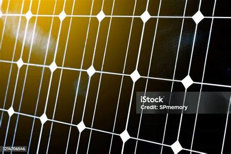 태양 전지판은 빛을 전기로 변환하는 장치입니다 태양 전지 패널은 태양 광 효과를 통해 전기를 생성하는 데 사용할 수 있습니다 0명에 대한 스톡 사진 및 기타 이미지 Istock