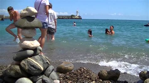 Уникумы в Ялте мужик с миноискателем на пляже Youtube