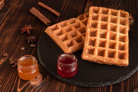 맛 있는 신선한 비엔나 웨이퍼 잼 어두운 나무 배경에서 커피 한잔 0명에 대한 스톡 사진 및 기타 이미지 0명 갈색 달콤한 음식 Istock