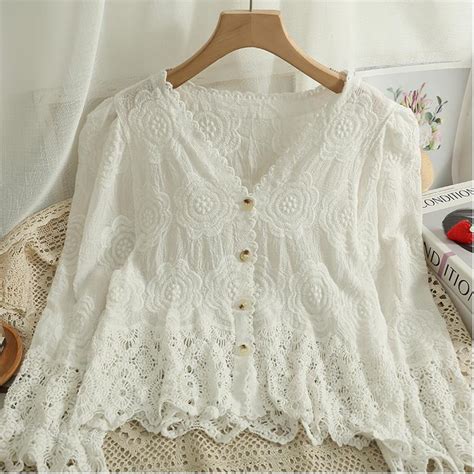 제이리본 레트로 플라워 자수 뜨개 레이스 얇은 봄 가을 복고풍 루즈핏 로우 브이넥 싱글버튼 긴팔 크롭 면 린넨 코튼 러블리 큐트 스윗걸 아일렛 펀칭 시스루 블라우스 셔츠