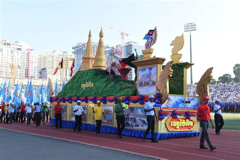 សម្តេចវិបុលសេនាភក្តី សាយ ឈុំ និងសម្តេចចៅហ្វាវាំង គង់ សំអុល អញ្ជើញពិនិត្យការសមសាកល្បងចុងក្រោយ