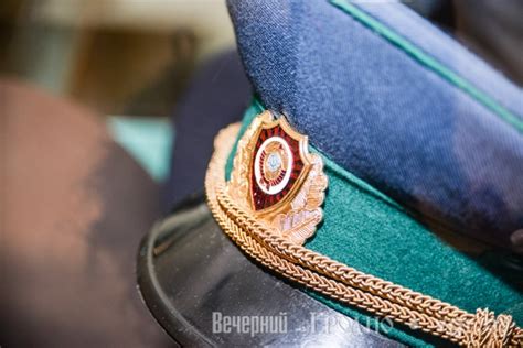 Фуражки сотрудников КГБ, милиции и водителя троллейбуса показывают в ...