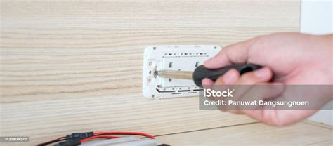 소켓 플러그 용 와이어 케이블을 설치하는 스크루 드라이버를 사용하는 사람의 손 주택 및 아파트 개념의 개조 수리 수리 및 개발 0명에 대한 스톡 사진 및 기타 이미지