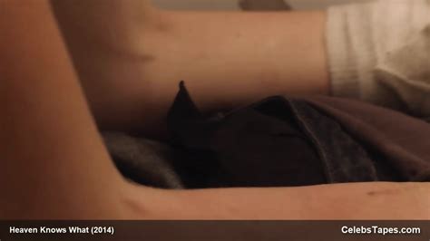 Arielle Holmes Sexy Nipples Eporner