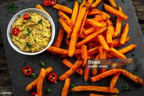 스타 돌 보드에 건강 한 홈메이드 구운 오렌지 고구마와 감자 튀김 아보카도 소스 소금 후추 감자 칩에 대한 스톡 사진 및 기타 이미지 Istock