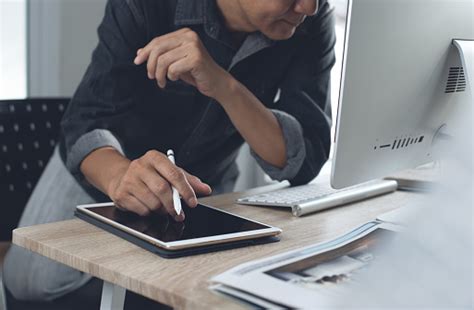 현대 사무실에서 데스크톱 Ocmputer 및 디지털 태블릿에서 작업 하는 남자 그래픽 디자이너 개발에 대한 스톡 사진 및 기타