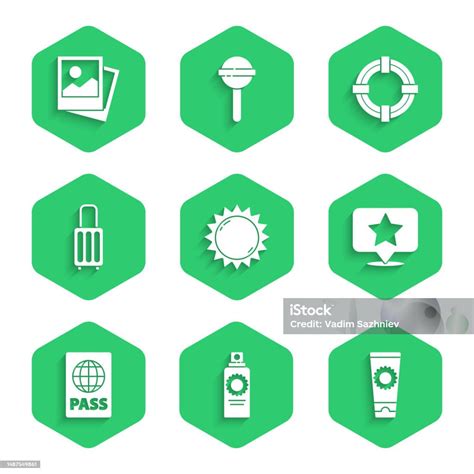 태양 자외선 차단제 스프레이 병 튜브에 크림 별 여권 여행 가방 구명 부표 및 사진 아이콘이 있는 지도 포인터를 설정합니다 벡터 가방에 대한 스톡 벡터 아트 및 기타 이미지