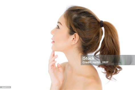 아름 다운 소녀 메이크업 여자와 스킨 케어 화장품 개념 매력적인 흰색 배경에 고립 된 얼굴에 아름다움 아시아 소녀 건강한 생활방식에 대한 스톡 사진 및 기타 이미지 Istock