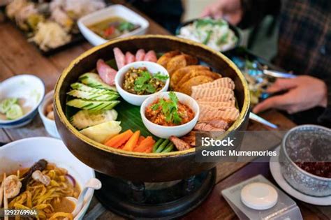 튀긴 돼지 고기 소시지 야채 태국 칠리 소스가 칸토케 또는 전통 용기에 담근 북부 태국 음식의 전채 요리 개체 그룹에 대한 스톡 사진 및 기타 이미지 Istock