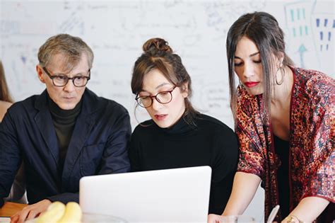 사무실에서 크리에이티브 팀 내에서 프로젝트 아이디어를 작업하는 동료 크라우드 펀딩 캠페인을 위한 그룹 프로젝트 건축가에 대한 스톡 사진 및 기타 이미지 Istock