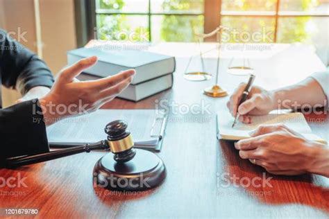 판사 남성 변호사 법원에서 사건을 계획하는 다양한 계약에 관한 사업가 법률 서비스 컨설팅의 상담 개념에 대한 스톡 사진 및 기타 이미지 Istock