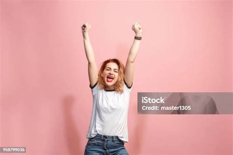 빛나는 성공 여자 행복 황홀 축 승자가 되 고 여성 모델의 동적 활기찬 이미지 응원함에 대한 스톡 사진 및 기타 이미지