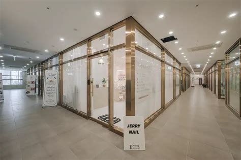 화이트톤 아늑한 상가 내부에 위치한 부산 12평 네일샵 인테리어 부산 금정구 부곡동
