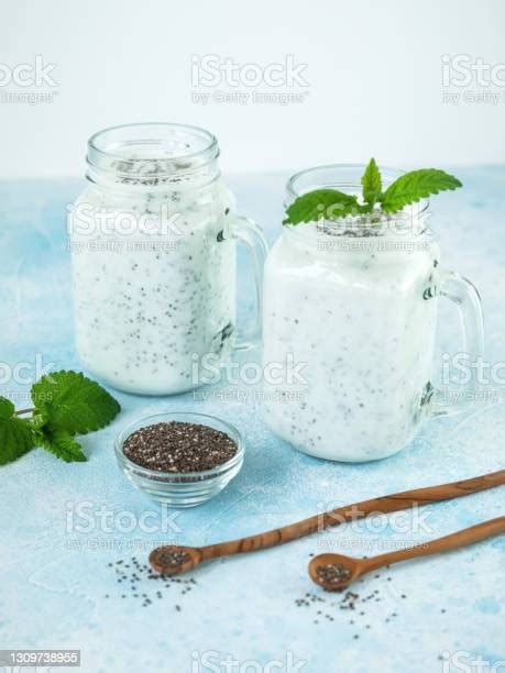 Smoothie Yogurt Dengan Biji Chia Dalam Gelas Makanan Vegetarian Konsep Diet Dan Kesehatan Foto