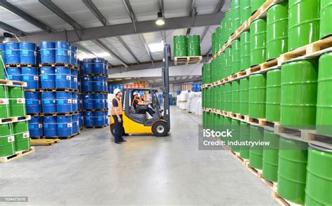 물류 산업 종사자 들이 화학 물질 리프팅 트럭을 갖춘 창 고에서 작업 하는 그룹 배럴에 대한 스톡 사진 및 기타 이미지 배럴