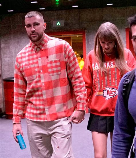 Taylor Swift struts into Travis Kelce game wearing leather mini skirt ...