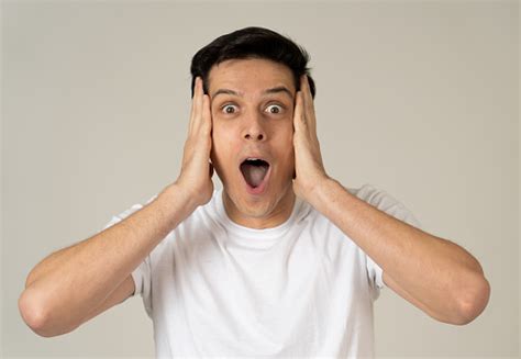 젊은 충격 남자의 초상화는 복권을 이기거나 놀랍고 행복한 얼굴과 제스처로 큰 성공을 거두었습니다 사람 얼굴 표정 인간의 감정과 축하 스튜디오 샷 감정에 대한 스톡 사진 및