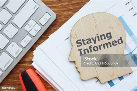 정보를 유지하는 것을 보여주는 메모를 작성합니다 텍스트는 머리 모양의 플라크에 기록됩니다 그래프 노트북 펜이있는 종이도 사진에 있습니다 라벨에 대한 스톡 사진 및 기타