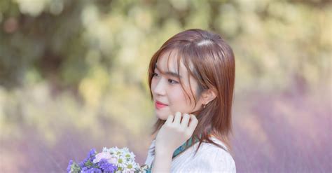 경치 고요한 관능적인 꽃무늬 꽃무늬 드레스 꽃을 들고 소녀 낭만적인 들판 따뜻한 음색 매력 몽환 미묘한 밝은 보라색 꽃 보케 부드러운 조명 부케