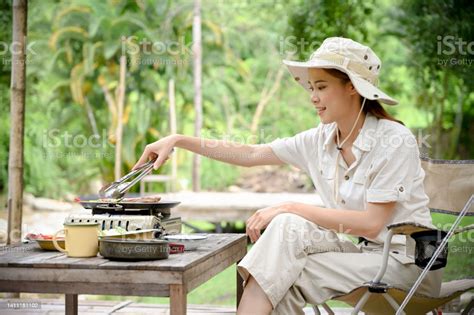 행복한 아시아 여성 캠프장에서 캠핑 준비 스테이크와 바베큐 굽기 20 24세에 대한 스톡 사진 및 기타 이미지 20 24세 강 고기 Istock
