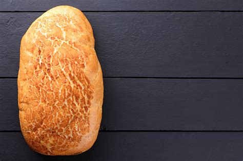 어두운 보드 위에서 신선한 패스트리 식 빵 나무 굽기에서 밀 빵 스토브 복고 스타일 라벨 프랑스 요리 복사 공간 빈 예술 갈색에 대한 스톡 사진 및 기타 이미지 Istock